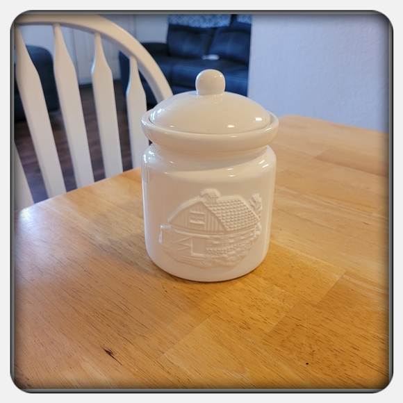 Kitchen | Euc Charming Vintage White Embossed Ceramic Canister | Poshmark